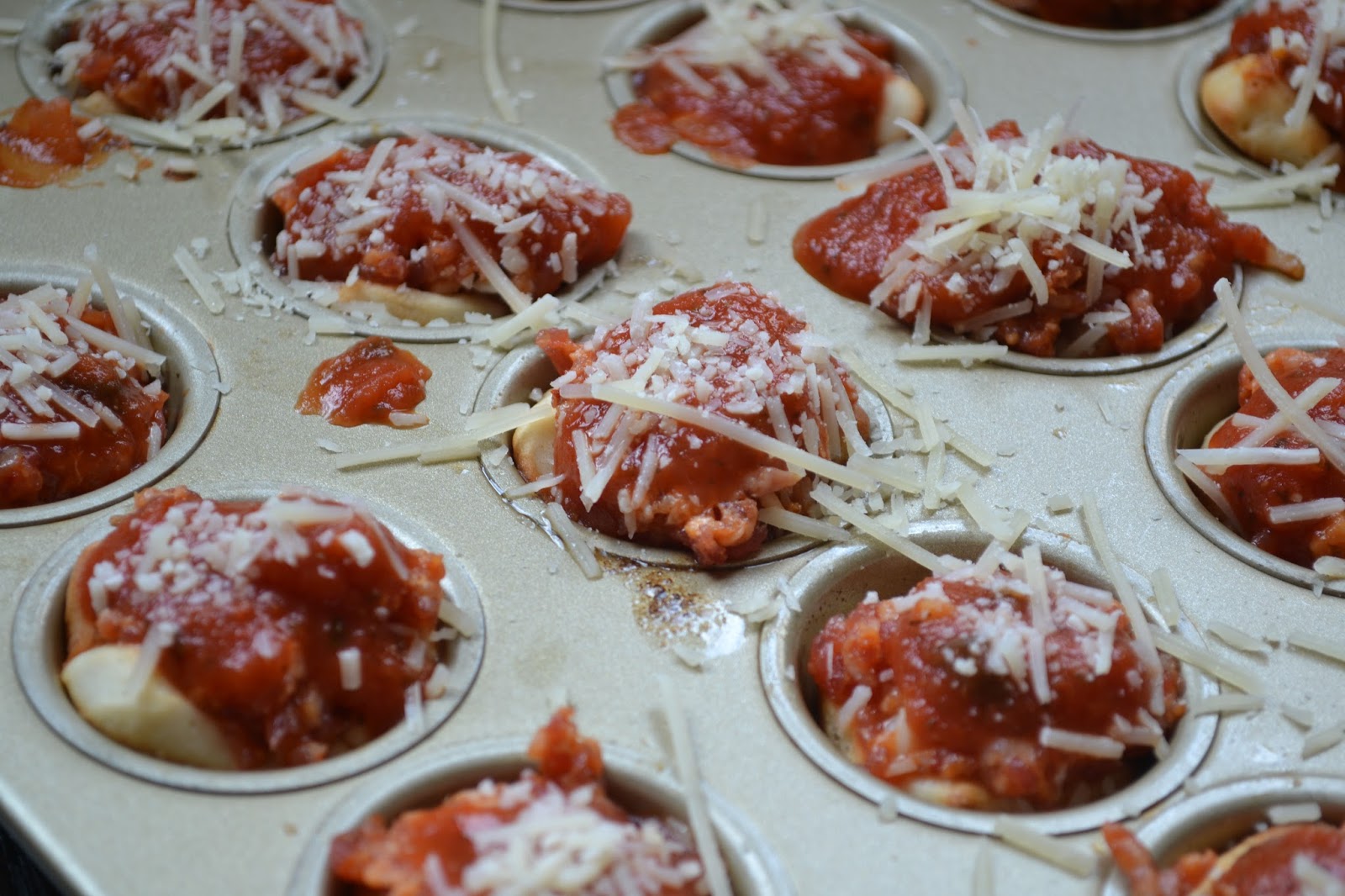 Hardly Housewives: Mini Deep Dish Pizzas