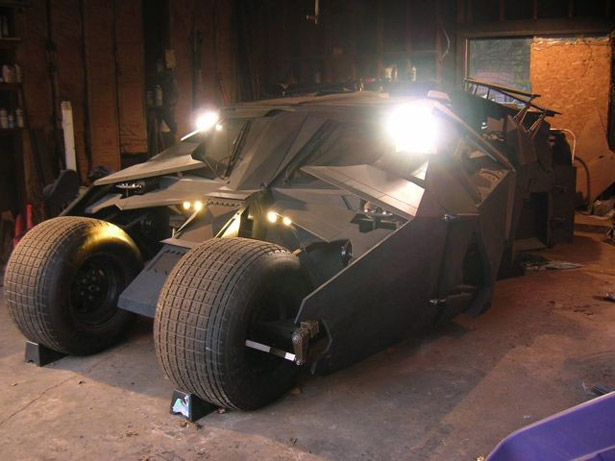 Muchos cosas: Réplica del Tumbler de Batman hecho en casa