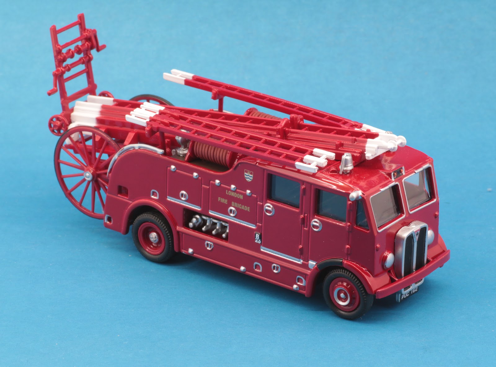 Incredible Mini Garage: AEC Regent III 1950 Fire Engine 1/76 Oxford