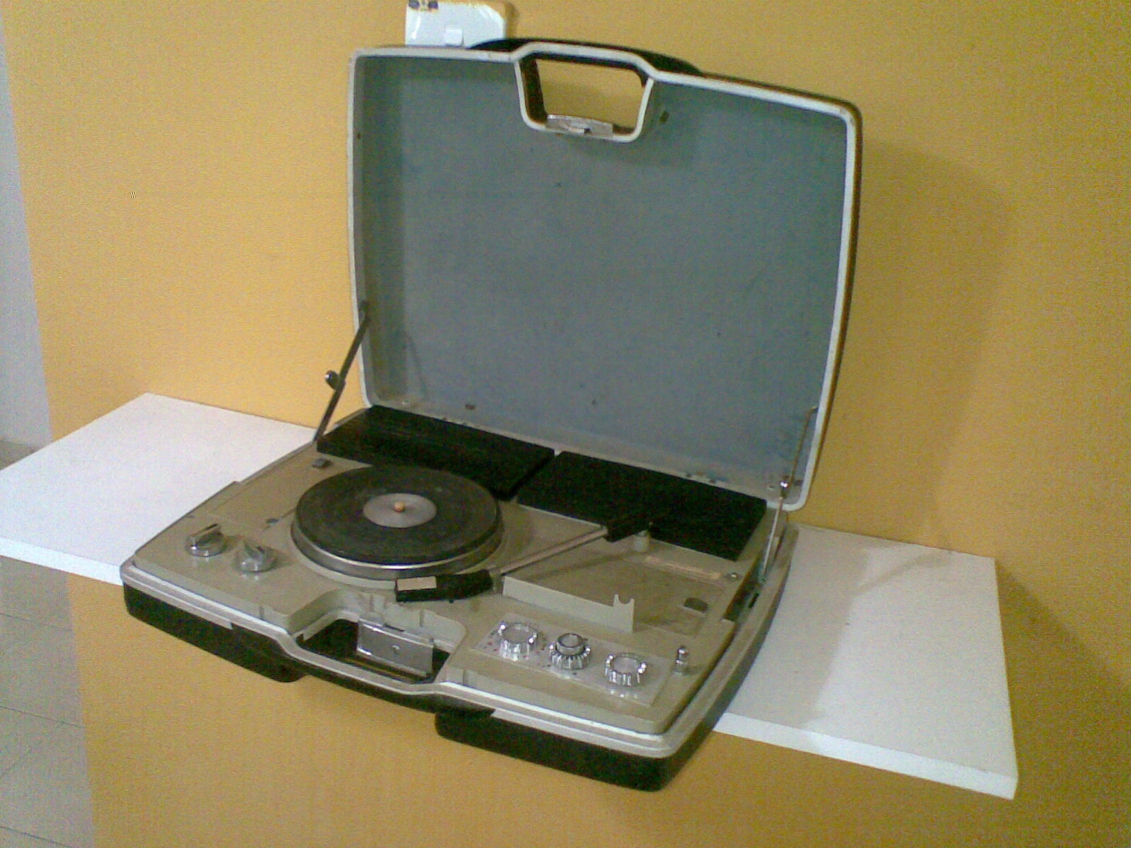 tangankarat: Piring Hitam dan DvD