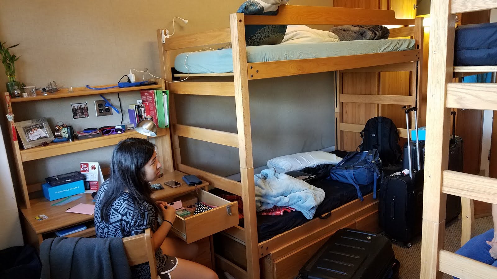 Life in the LinOhana: Jody's UCLA dorm room!