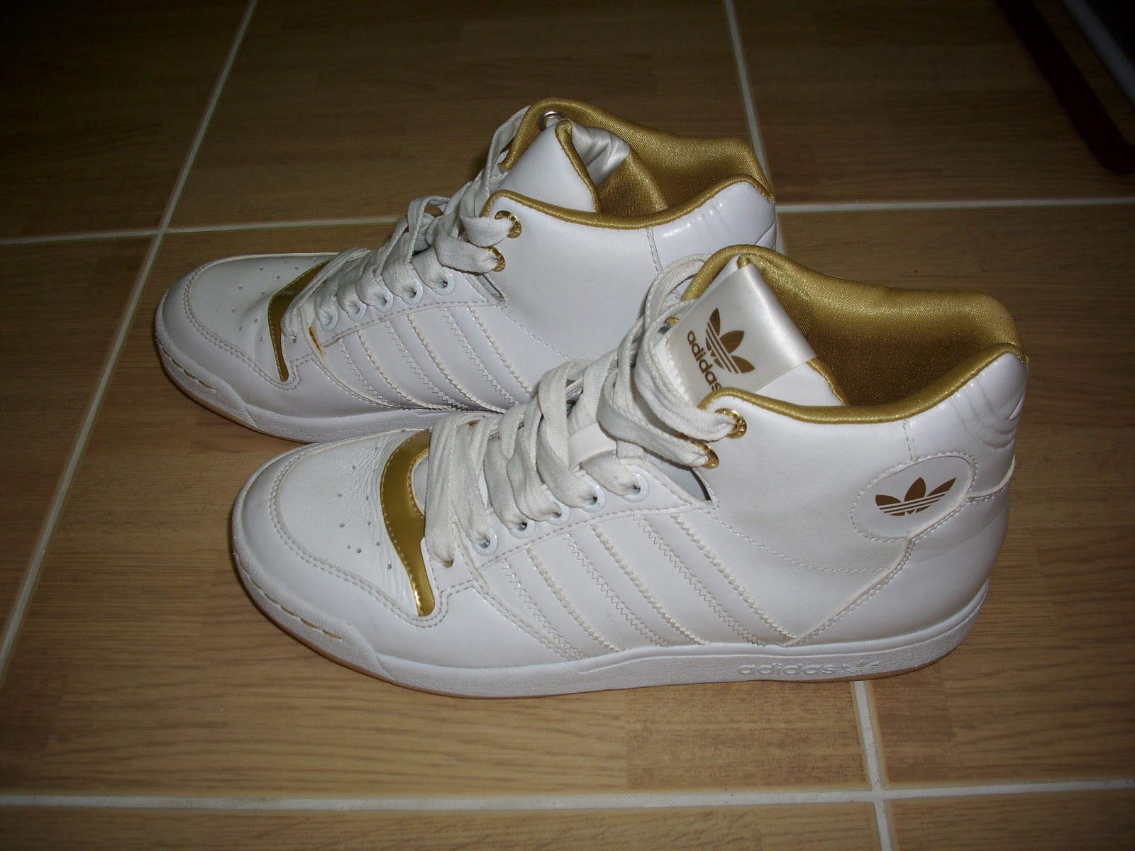 Alice's wardbrobe: Adidasi tip bascheti ADIDAS 380 lei