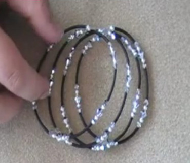 Memory Wire Cover-Up Bracelet Tutorial / The Beading Gem