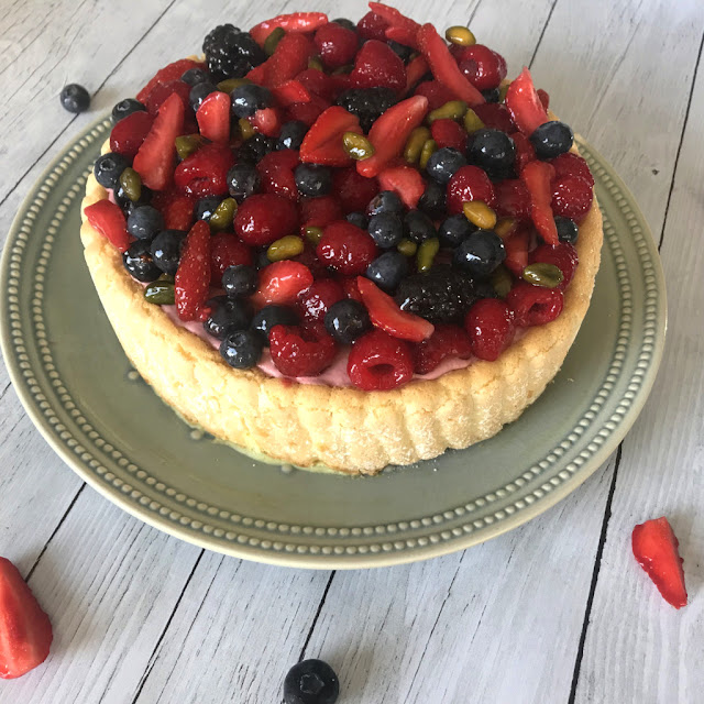 Un joli coup de fourchette...: Charlotte pistache-fruits rouges