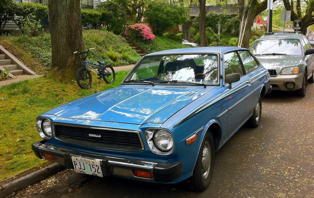 OLD PARKED CARS.: 1977 Toyota Corolla Deluxe Liftback.