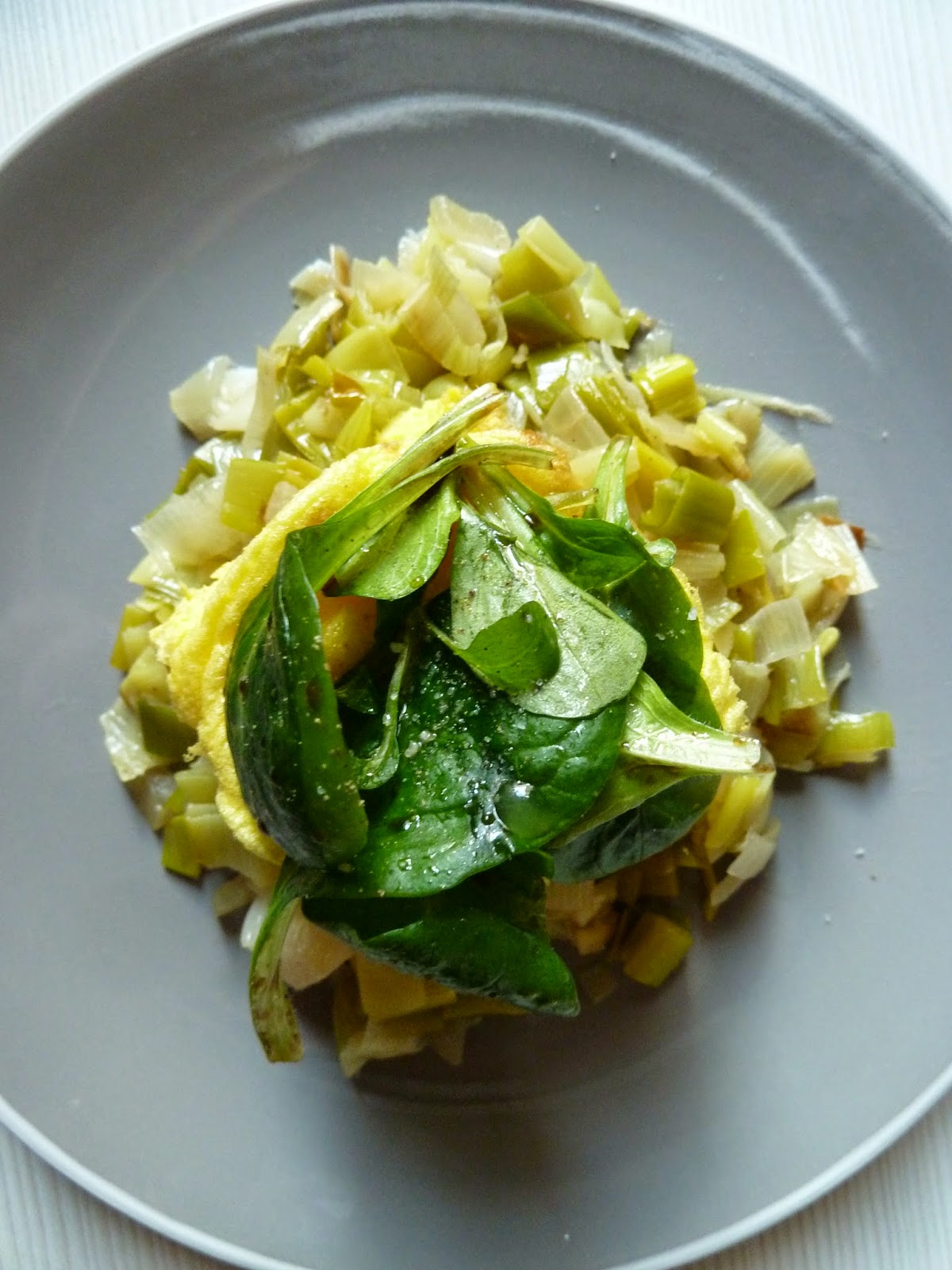 Omelette soufflée, fondue de poireaux et jeunes pousses