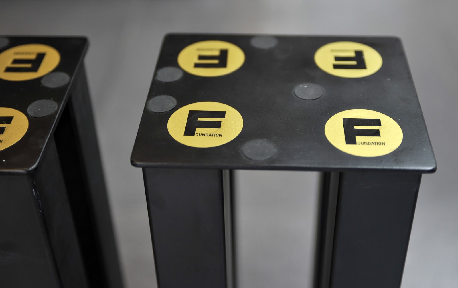 TWOGOODEARS - トゥーグッドイアーズ: Foundation Designer premium speaker-stand and ...