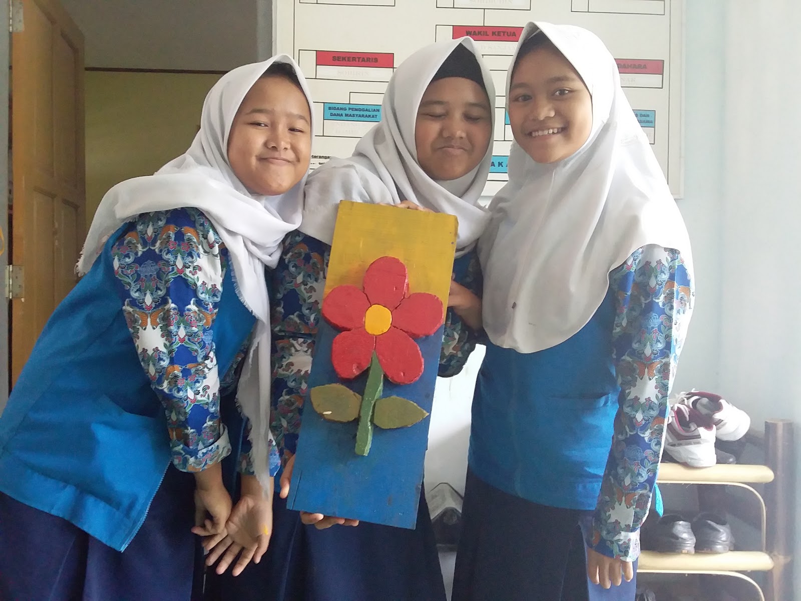 RAGAM HIAS PADA BAHAN KAYU DENGAN MENGGUNAKAN TEKNIK MEMAHAT - SBK SMP ...