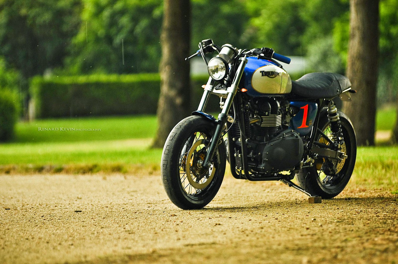 Thruxton Dirt-Track - RocketGarage - Cafe Racer Magazine