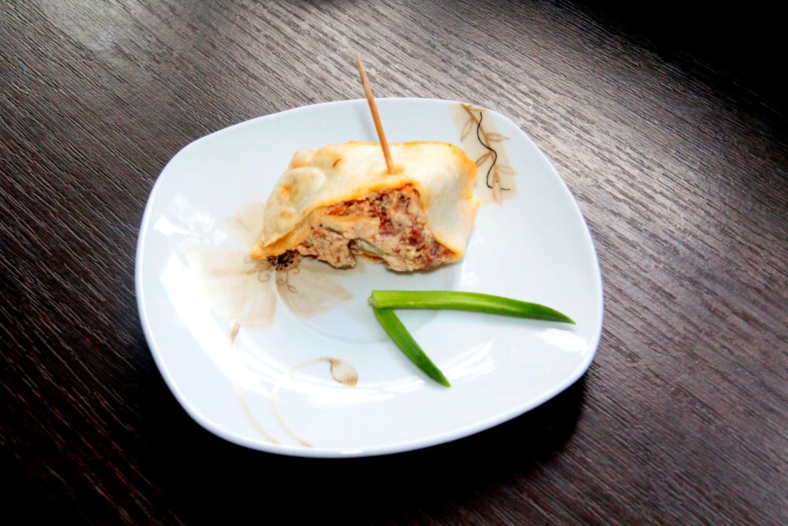 Tortilla z serkiem, suszonymi pomidorami i świeżym ogórkiem. BUENO ...