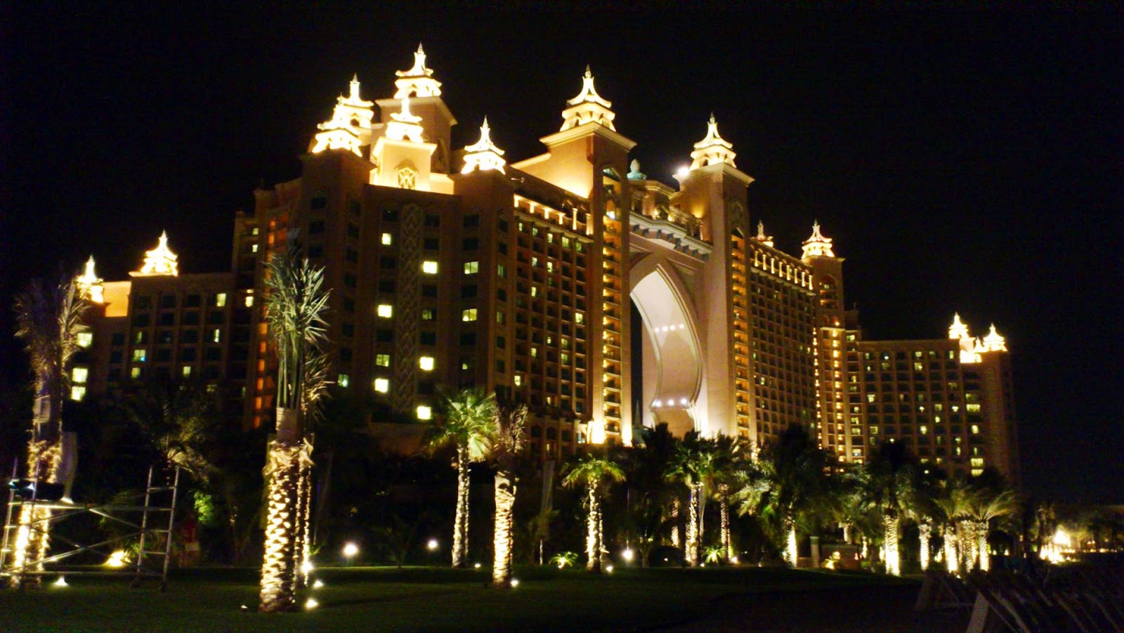 the viewing deck: Atlantis Dubai Nasimi Beach Clubbing