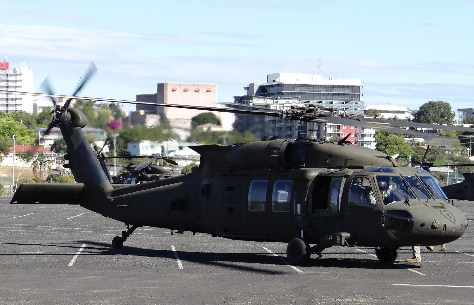 Air Queensland.blogspot: US Army Boeing AH-64 Apache and Sikorsky UH-60 ...