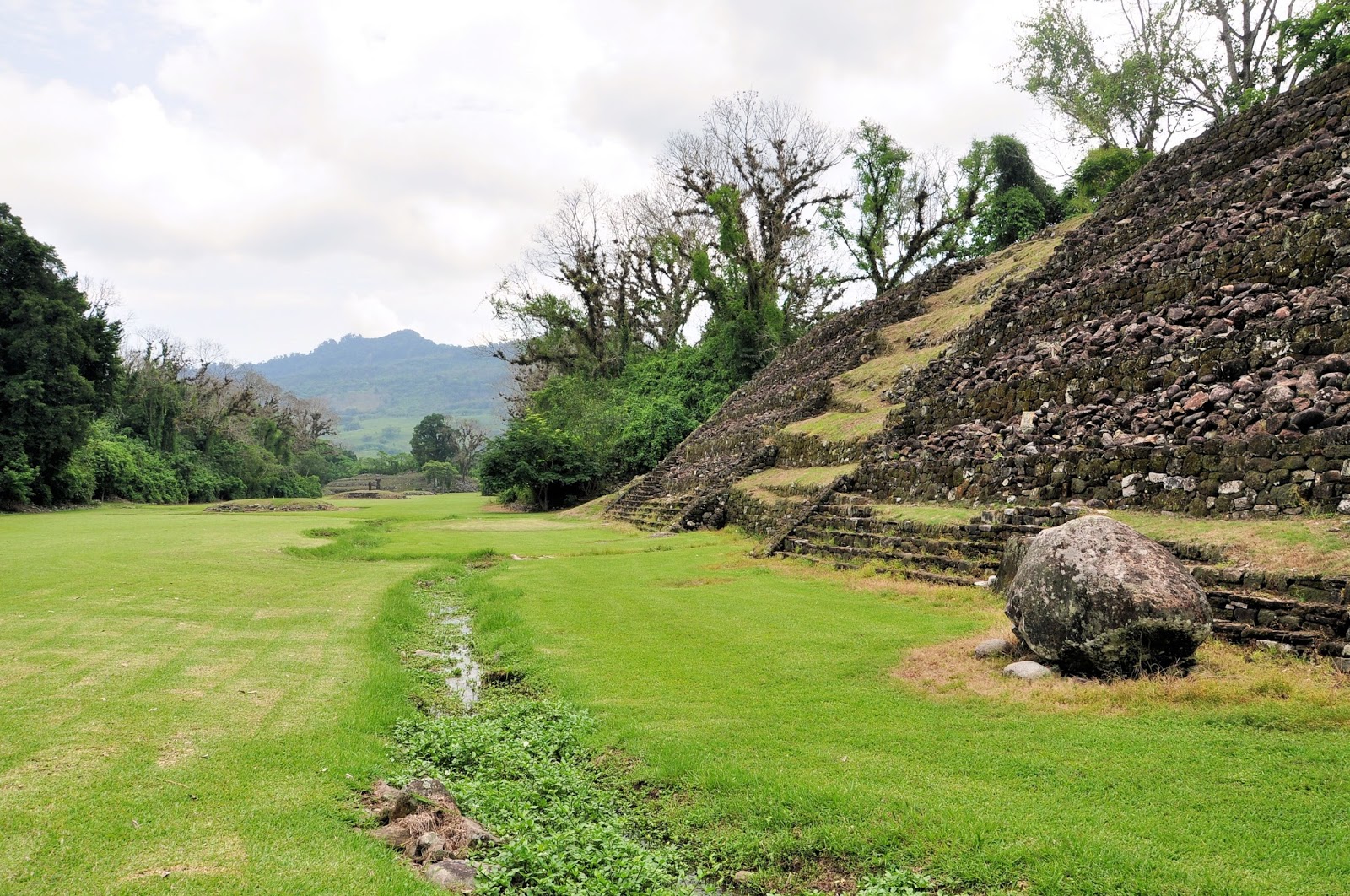 Banco de Imágenes Gratis: Zona Arqueológica "El Cuajilote" - Pirámides ...