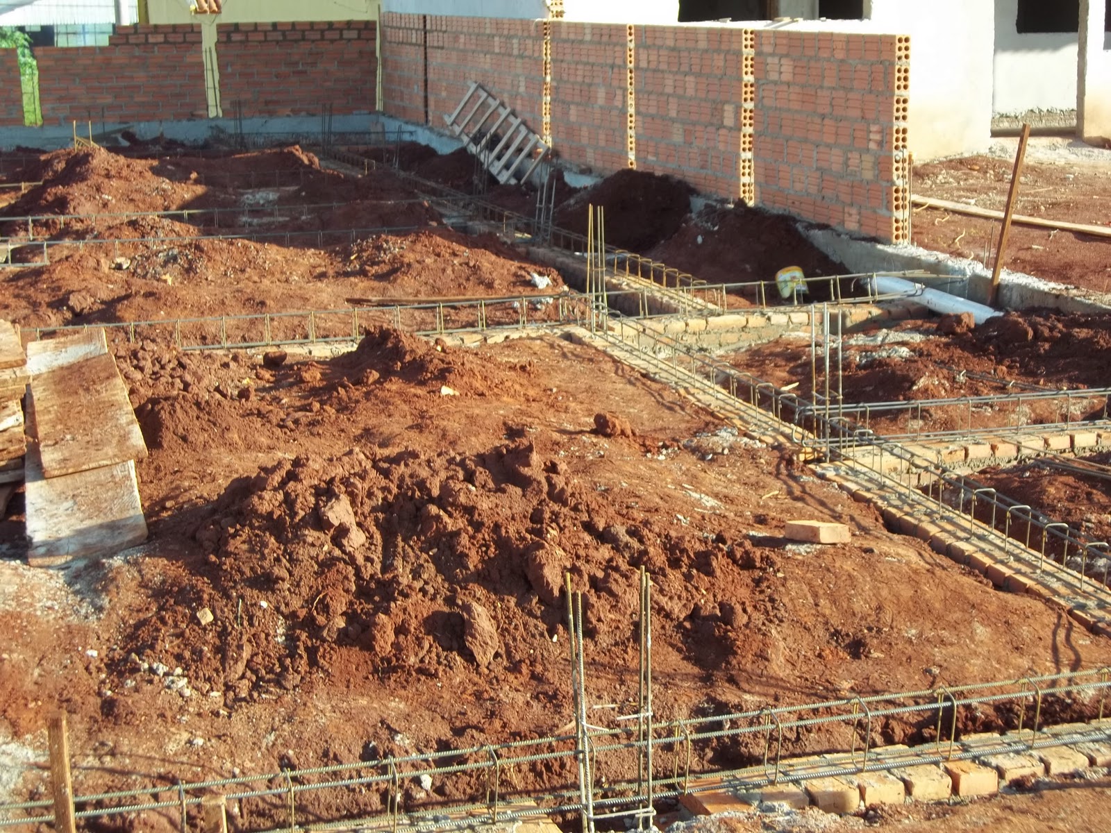 Constru-tec Técnica& Construção: montando base baldrame