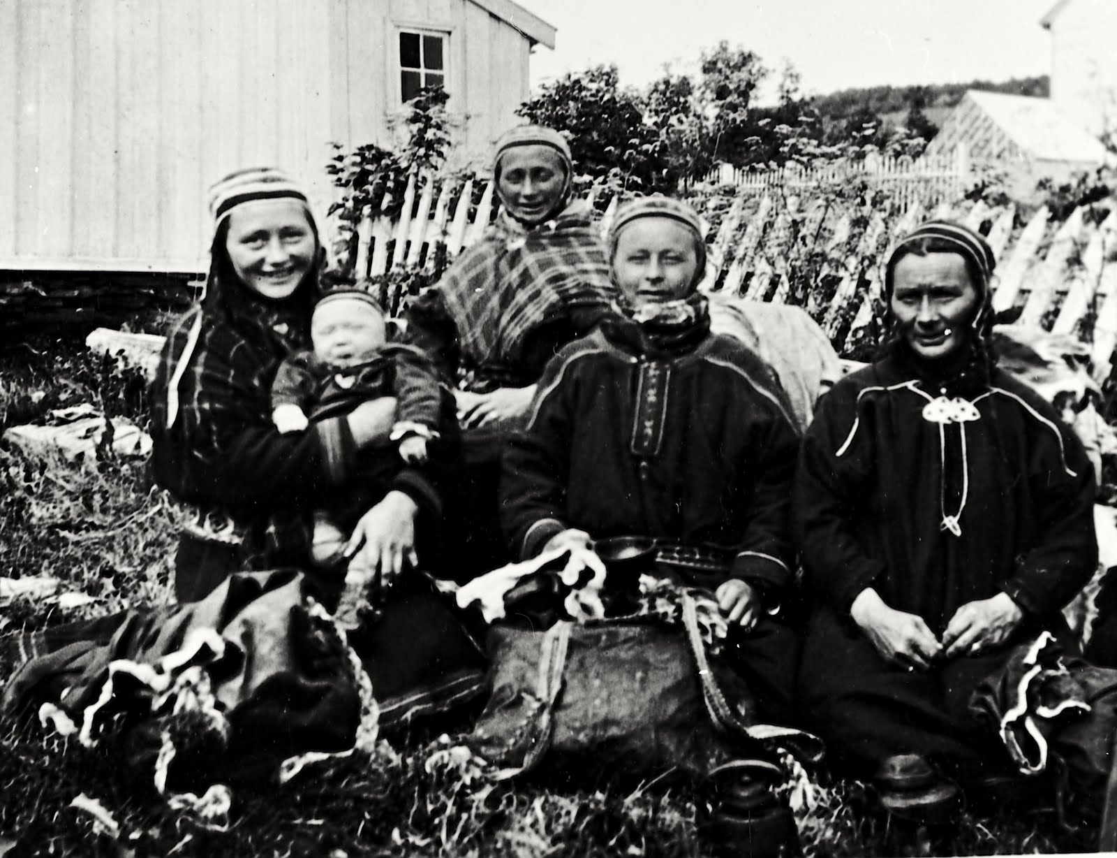 *The Saami - Samisk - Sámi*: Sami Vertical Looms and Weaving. Photos ...