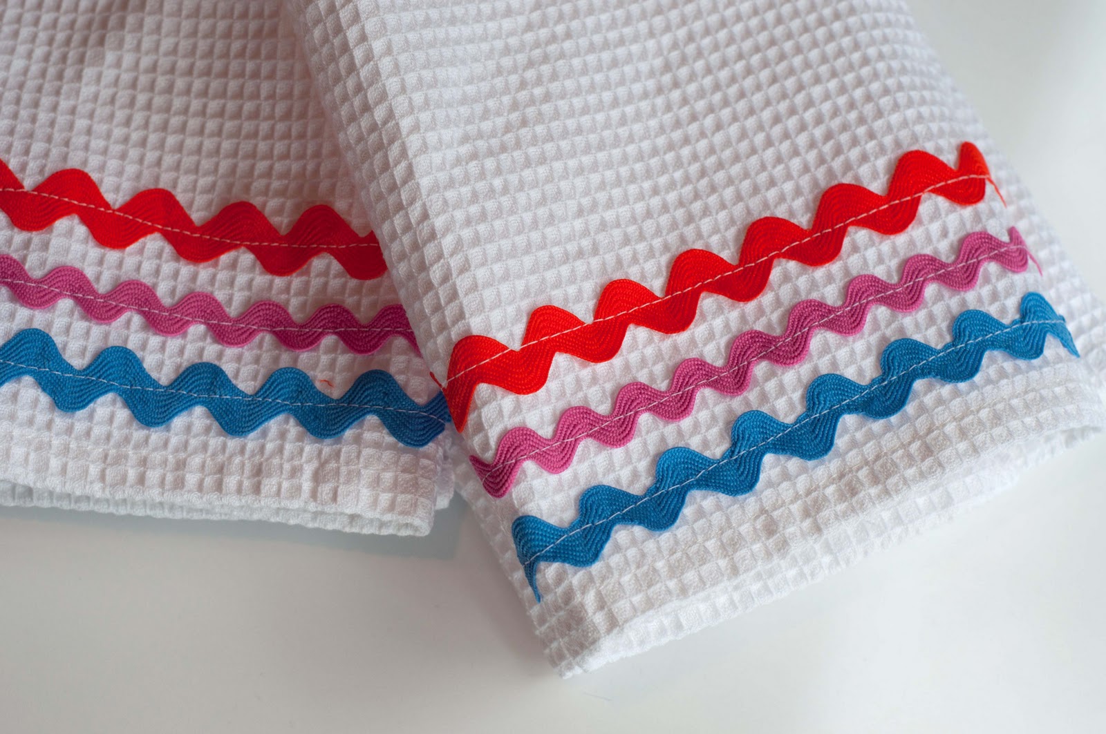 Aesthetic Nest: Sewing: Rick Rack Dishtowels for Christmas