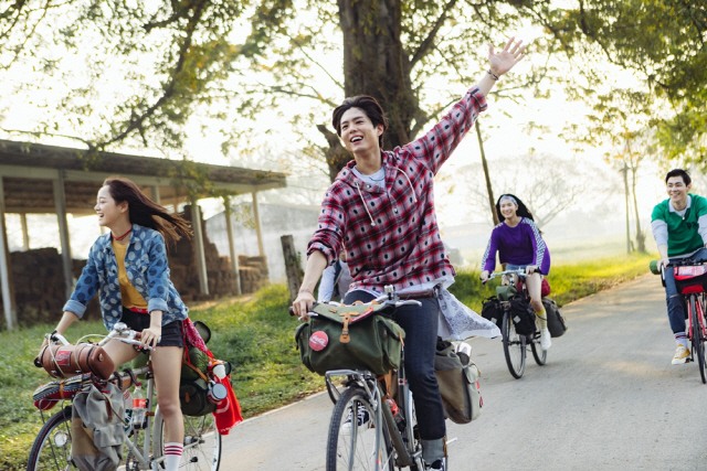 Behind-the-scene photos released by Coca Cola Korea showed the the pair ...