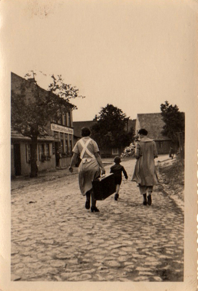 47 Interesting Found Snapshots of People Seen From Behind ~ Vintage ...