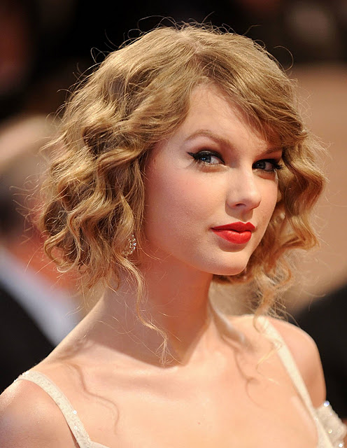 Hairstyle Photo: Taylor Swift Curly Hairstyle with Braids in Love Story Hairstyle Photo: Taylor Swift Curly Hairstyle with Braids in Love Story