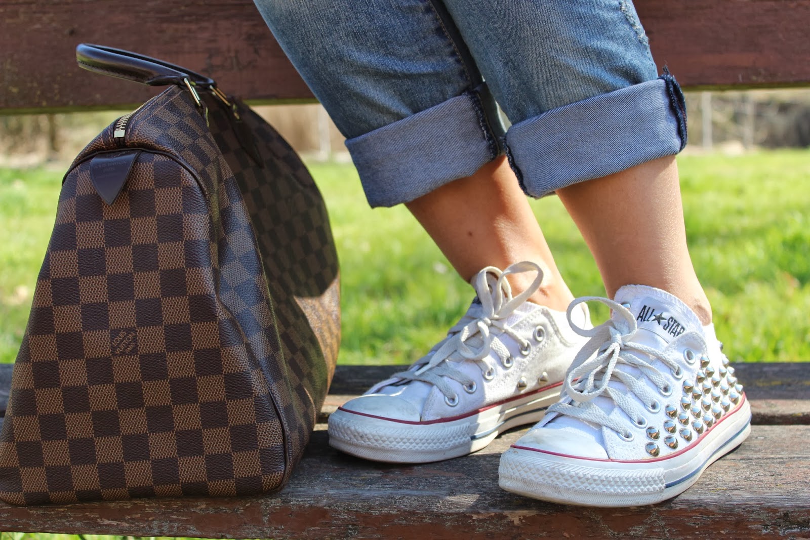 Miss trendy Barcelona: Converse & red jacket