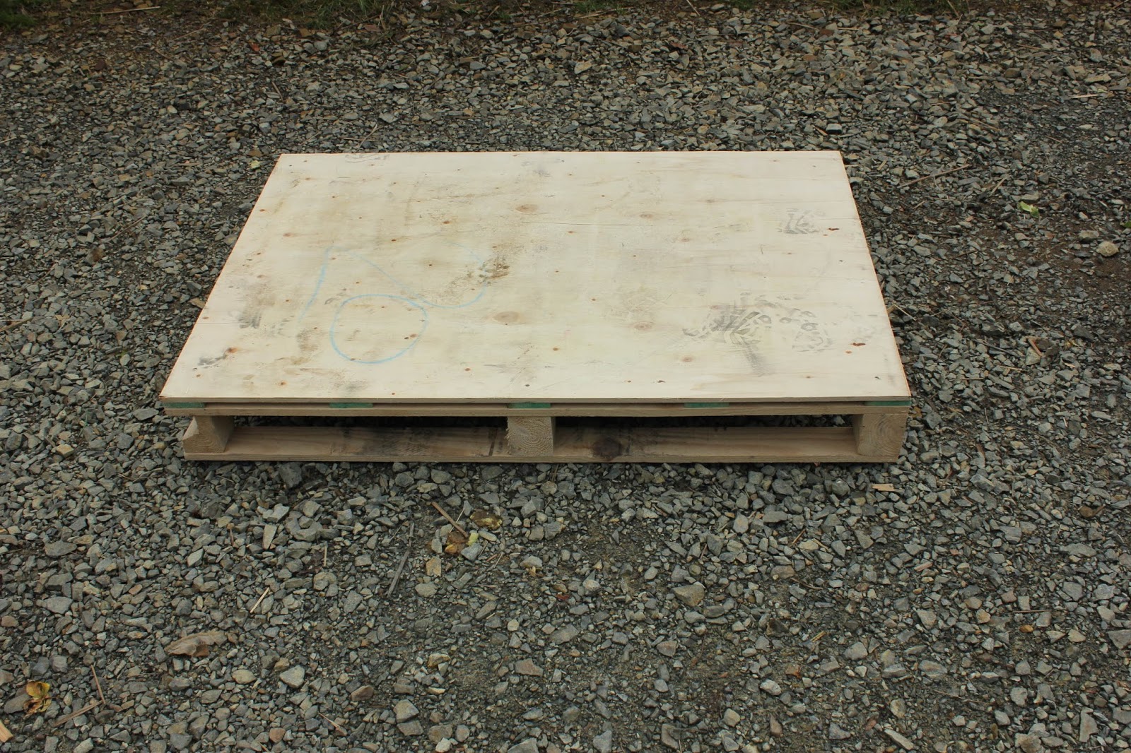 Dove table from pallet wood, ply pallet tops and recuperated tongue ...