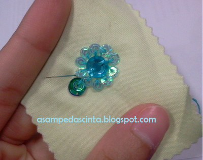 asampedascinta: tutorial jahit bunga manik lily ;)