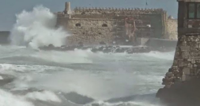 ΒΙΝΤΕΟ: ΚΥΜΜΑΤΑ ΘΕΡΙΑ ΚΑΤΑΠΙΝΟΥΝ ΤΟ ΦΡΟΥΡΙΟ ΤΟΥ ΙΣΤΟΡΙΚΟ ΦΡΟΥΡΙΟ ΤΟΥ ...