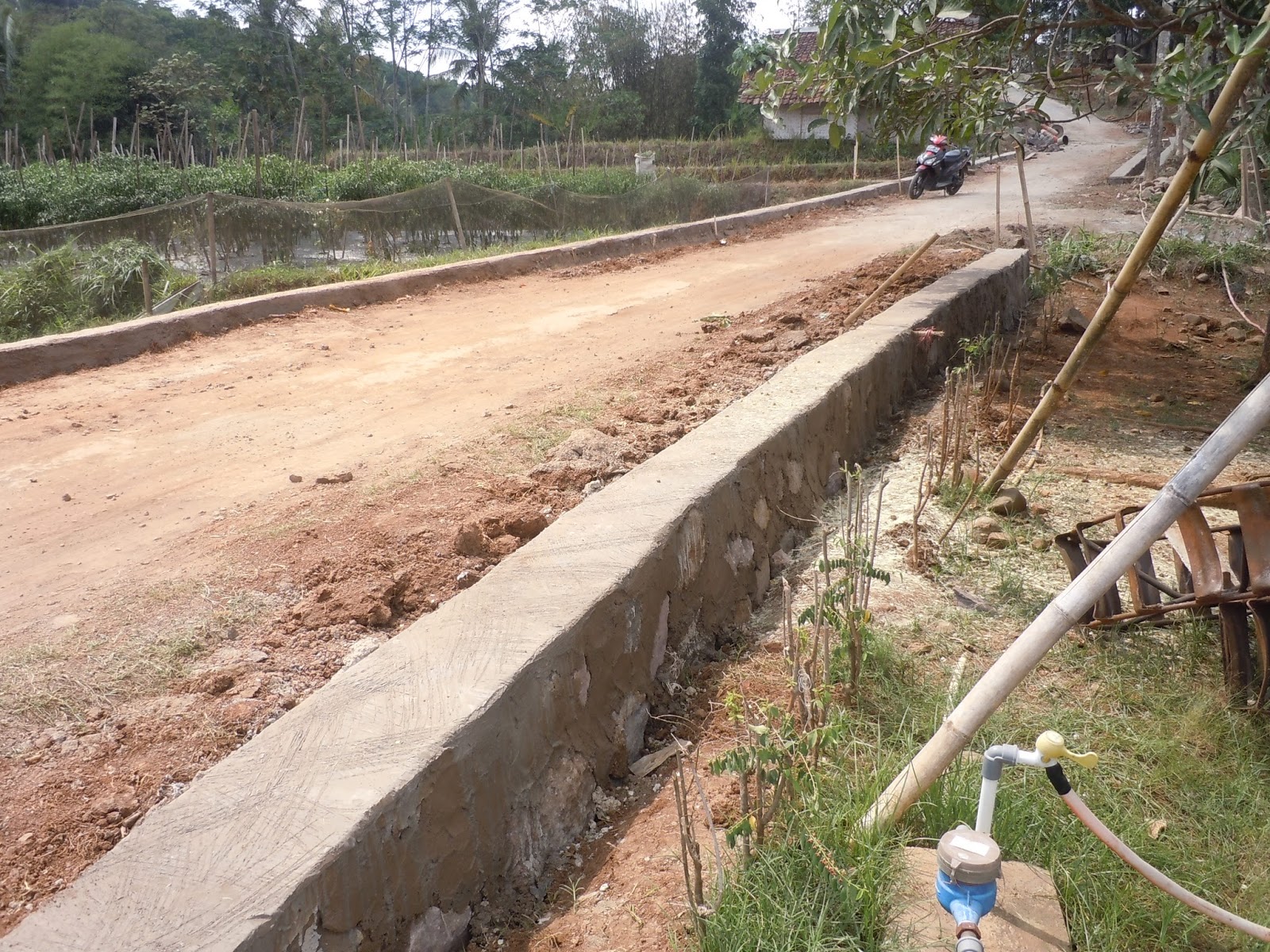 Desa Malaka Situraja: Pembangunan Tembok Penahan Tanah (TPT) Jalan Desa