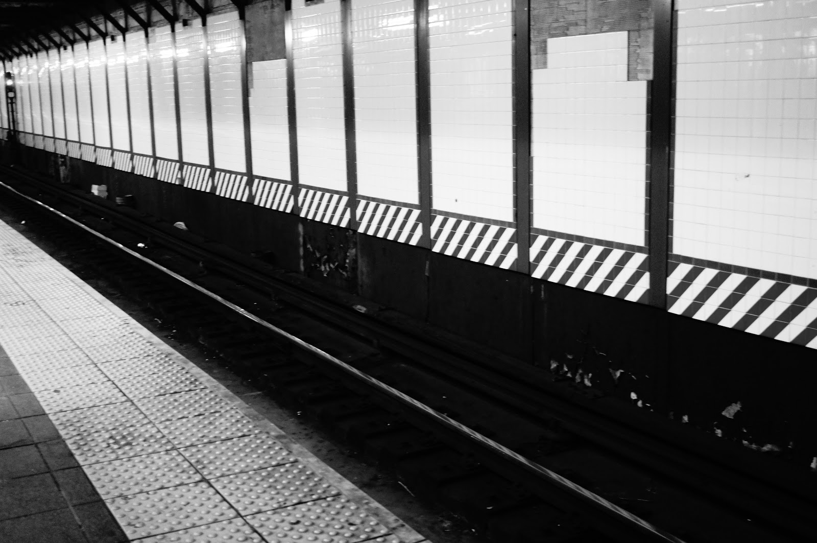 Dark and lonely subway station free picture, New York City