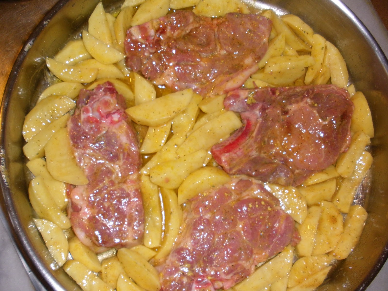 Come to cook: Χοιρινες μπριζολες με πατατες και καρυ στο φουρνο