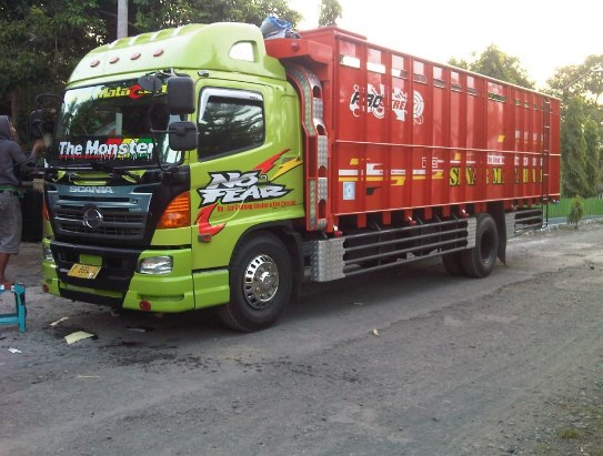Gambar Dan Foto Truk Tronton Terbaru