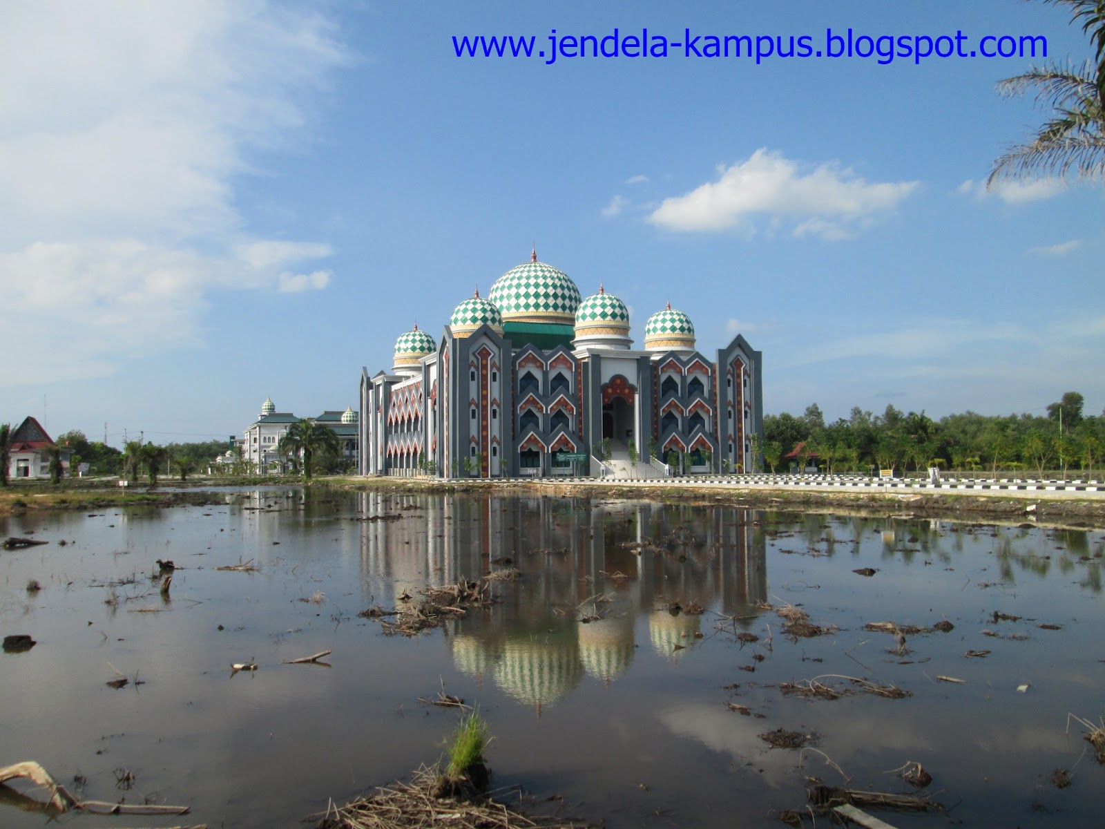FOTO: Islamic Center dan Rektorat UIN Suska Riau ~ JENDELA KAMPUS