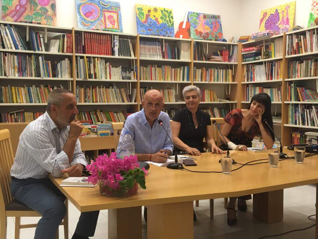 Ιδιωτική Οδός: "ΤΑ ΠΟΥΛΙΑ ΜΕ ΤΟ ΜΑΥΡΟ ΚΟΛΑΡΟ" ΤΟΥ ΚΩΣΤΑ ΛΟΓΑΡΑ ΣΤΗ ΣΥΡΟ