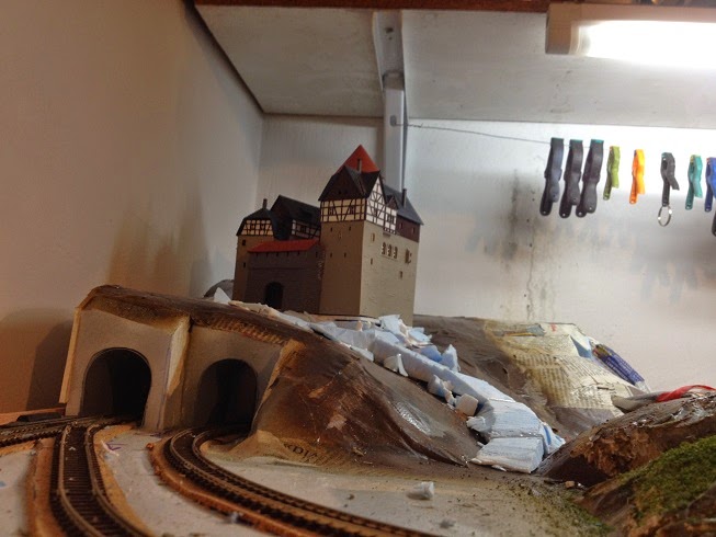 Models for us : N scale layout "Hills have Castles"
