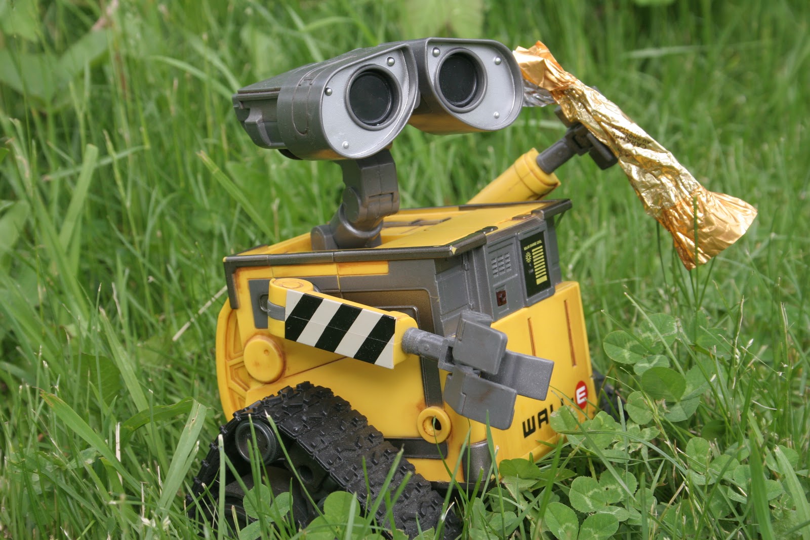Vesper Luna: Wall-E Cleaning Up Oakledge Park