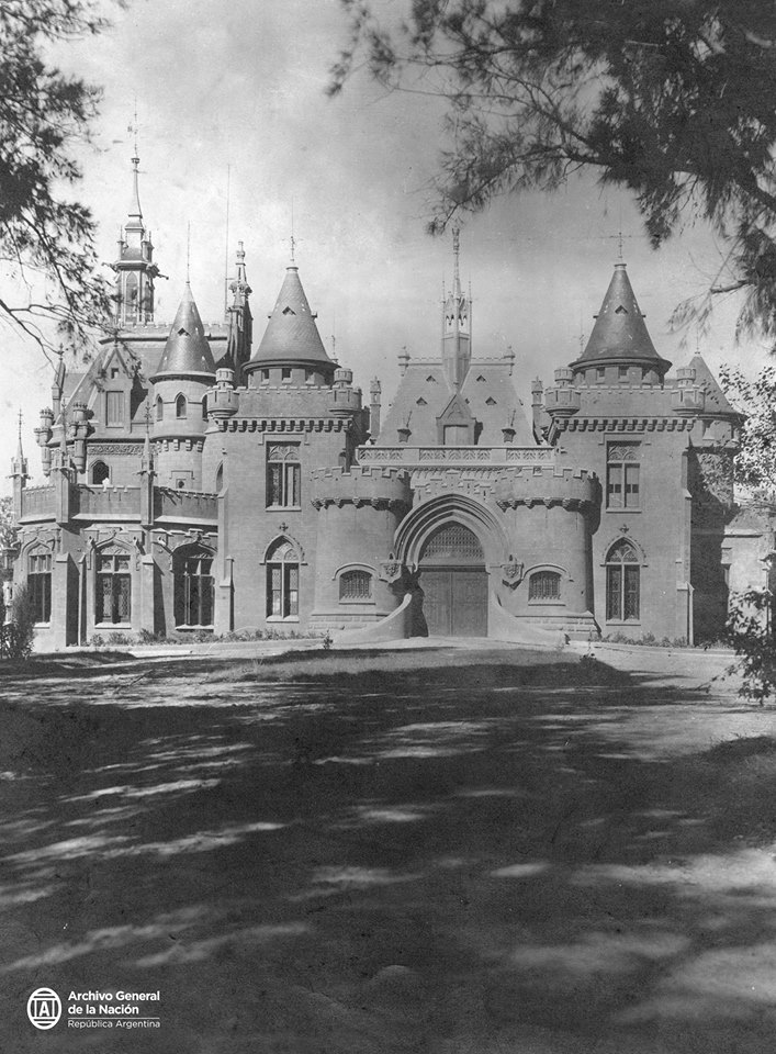 Castillo Naveira (de estilo neo-gótico), posteriormente llamado "San ...