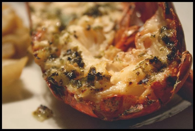 Homard breton rôti au four, au beurre salé | les pieds sous la table