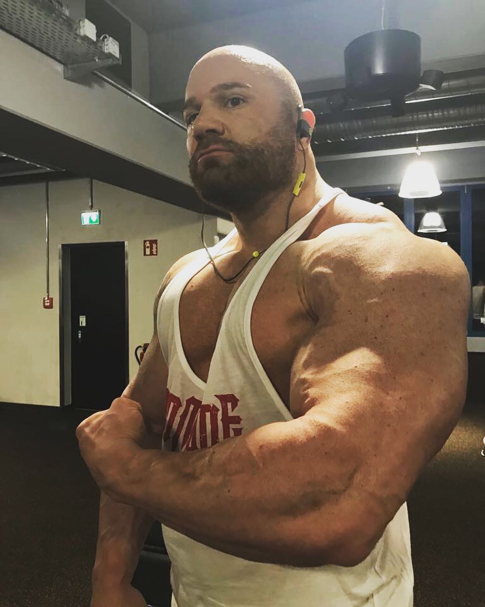 Muscle Lover: German muscle beast Tobias Hahne