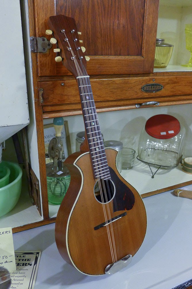 1920s Harmony-made Supertone 2-Point Flatback Mandolin