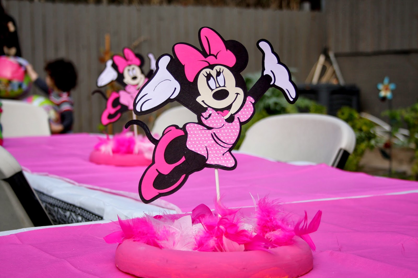 Sandy's Little Corner...: DIY- Minnie Mouse B-day decorations...