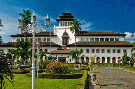 14 RESTORAN UNIK DI BANDUNG DENGAN PEMANDANGAN YANG CANTIK