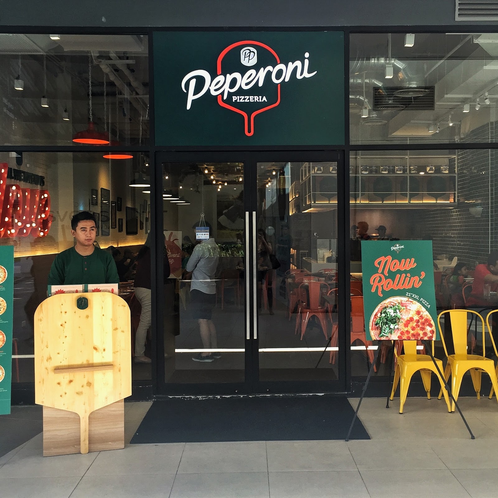 What Mary Loves: Pizza Party at Peperoni Pizzeria