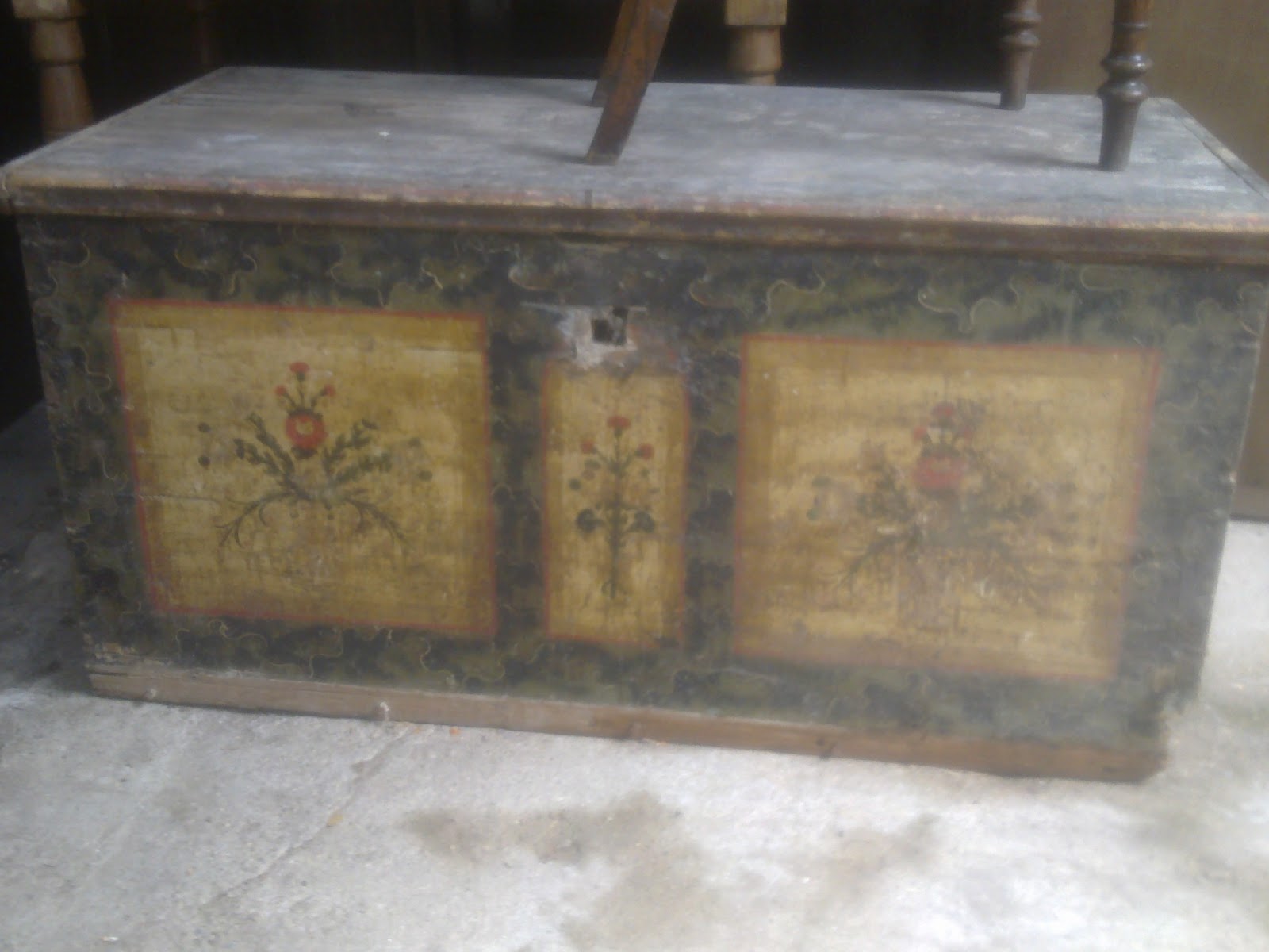 "Antyki"Robert Granda: Malowane meble