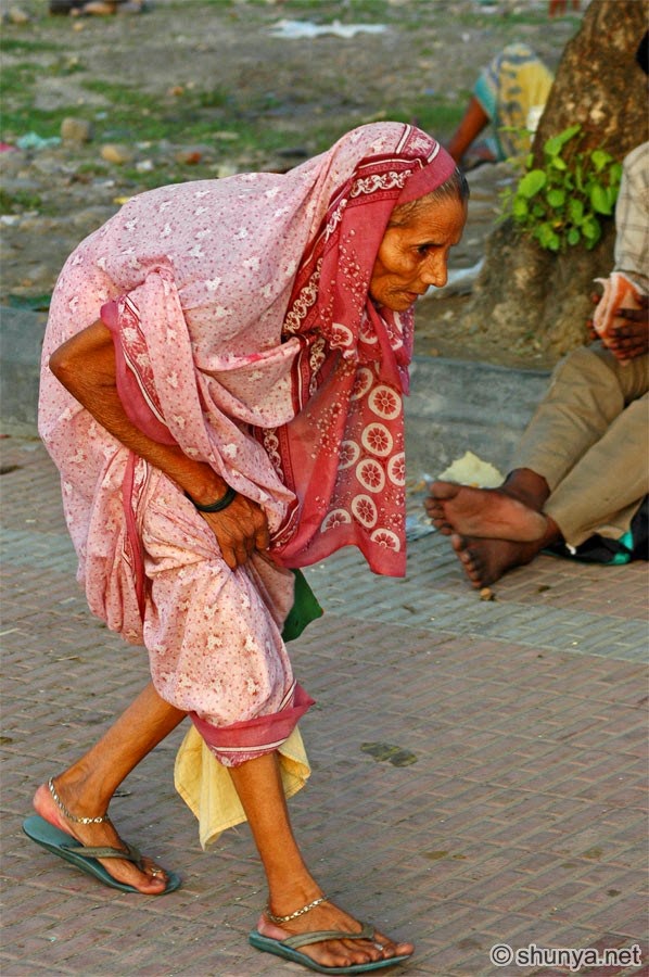 ANÉCDOTAS Y POESÍAS: La mujer encorvada
