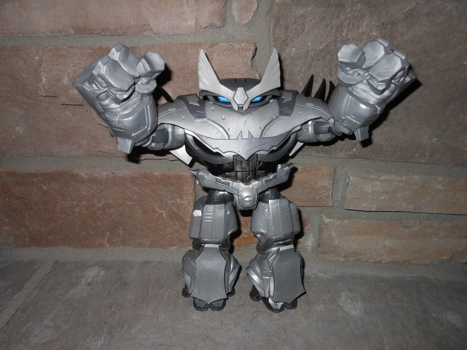 Emperor Dinobot's giant Batman figure database and review site!: DC ...