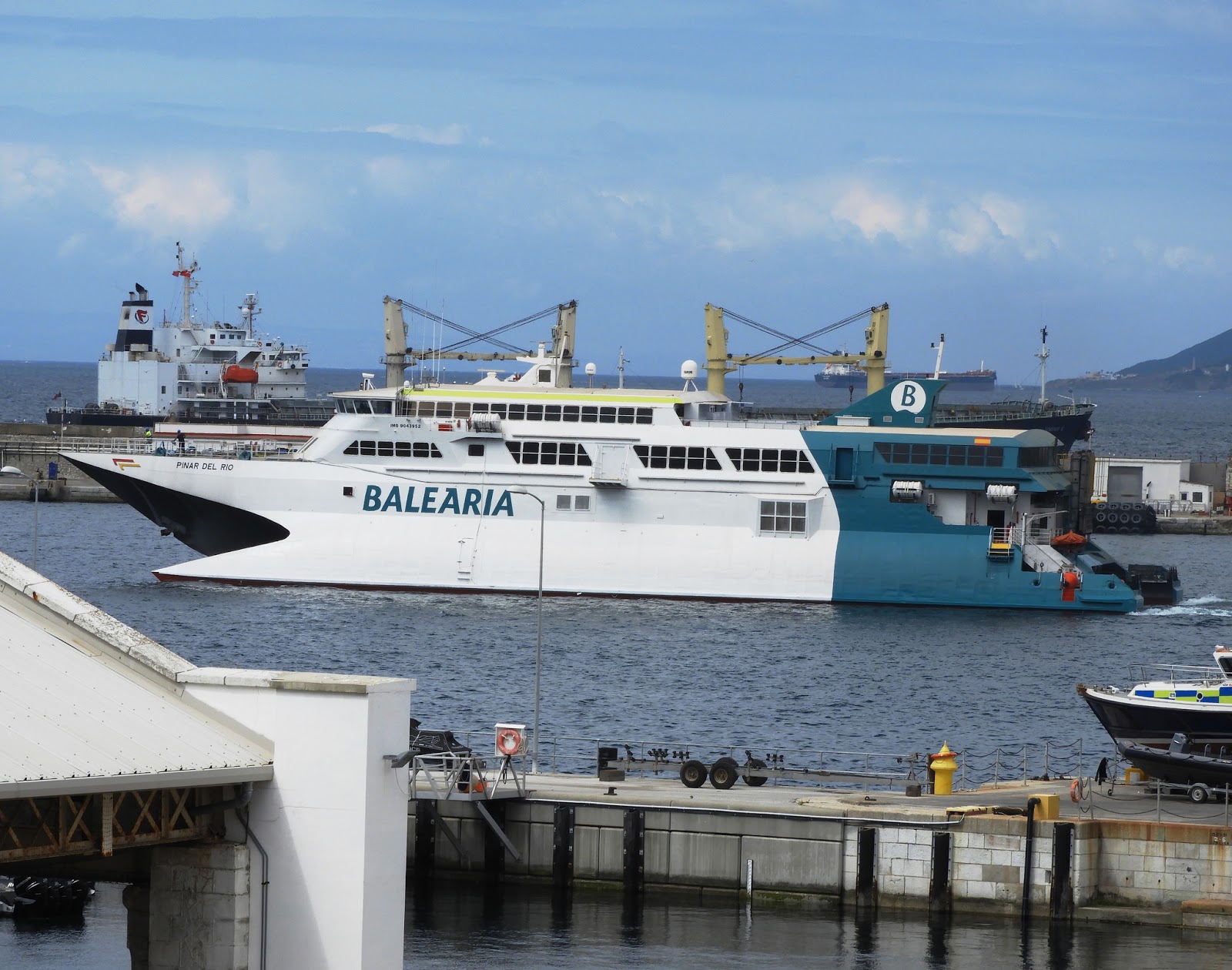 Sergio@Cruises: Iates de Luxo e ferry em Gibraltar