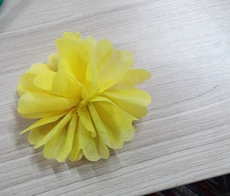 FÁCIL FÁCIL: FLOR DE TNT AMARELA - DIY