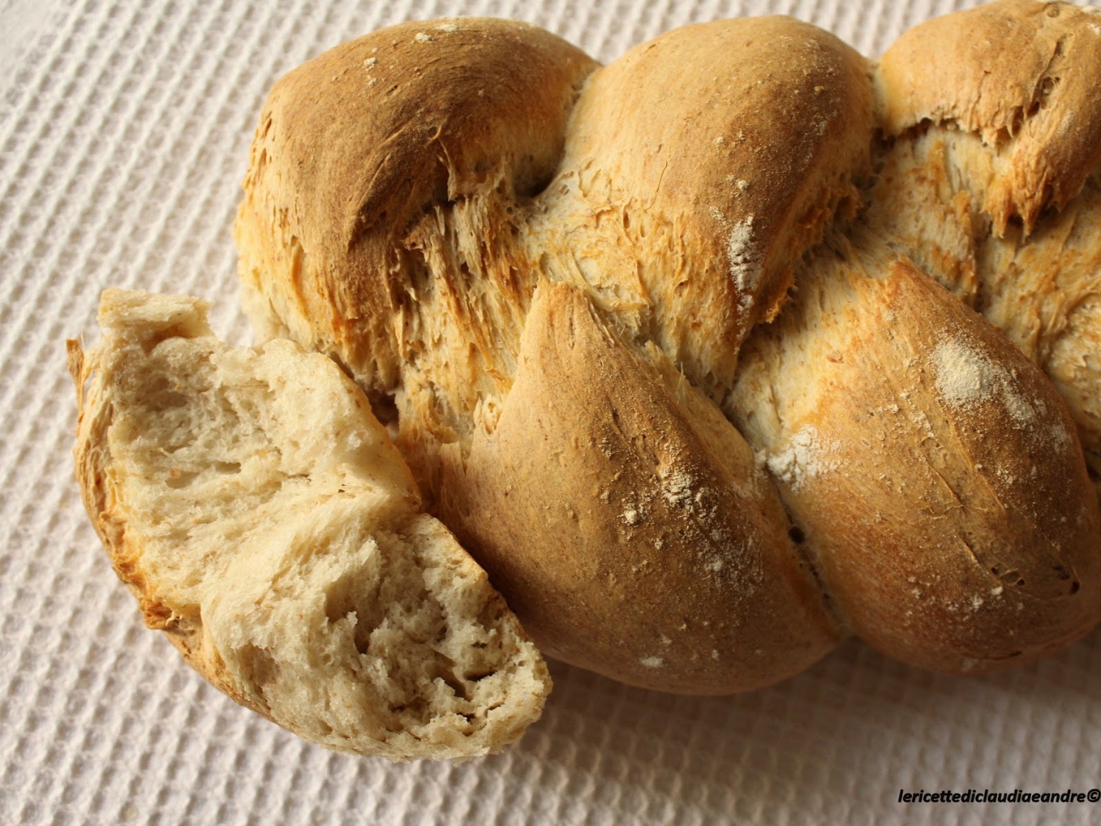 Pane intrecciato con crusca, germe di grano e lievito madre