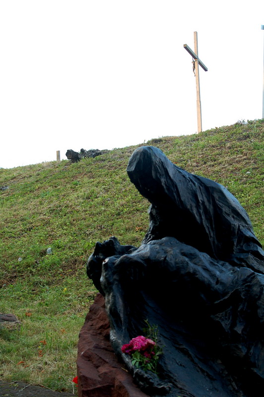 I tu i tam....Y aqui y alla: Grobowiec-piramida, ruina zamku i Perła ...