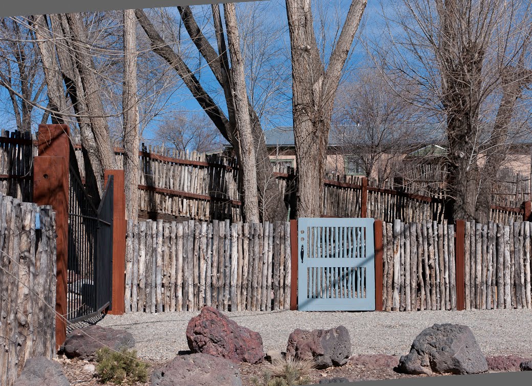 Unofficial Taos: Upscale coyote fence